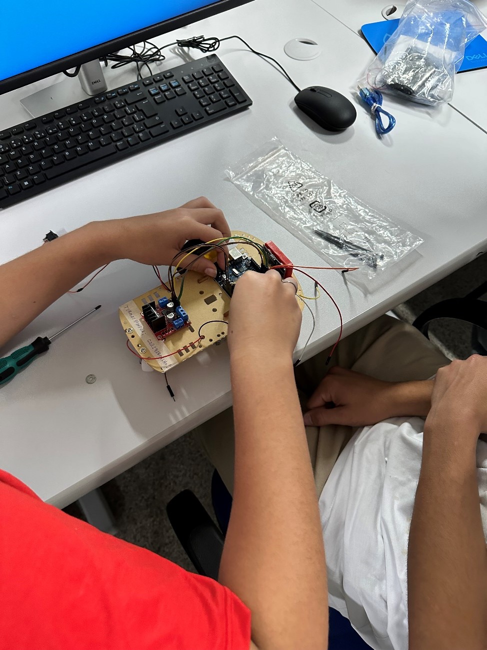 SEDU - Escola do Futuro: alunos de Vila Velha constroem robô com Arduino